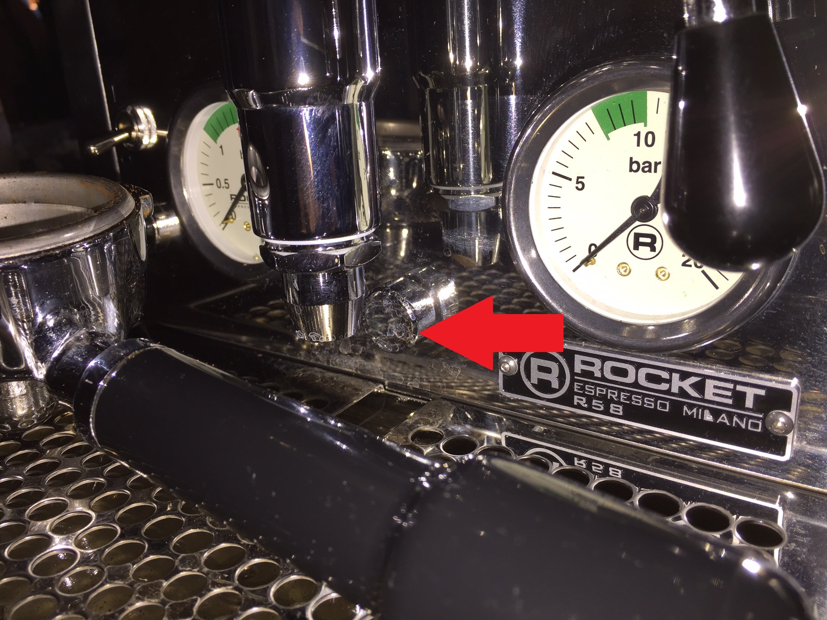 Rocket R 58 tropft bei Bezug aus rundem Auslass