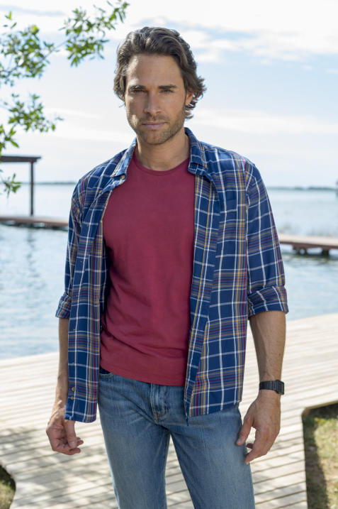 Sebastián Rulli يتحدث عن تجسيده لشخصيتين في مسلسل واحد لاول مرة في ...